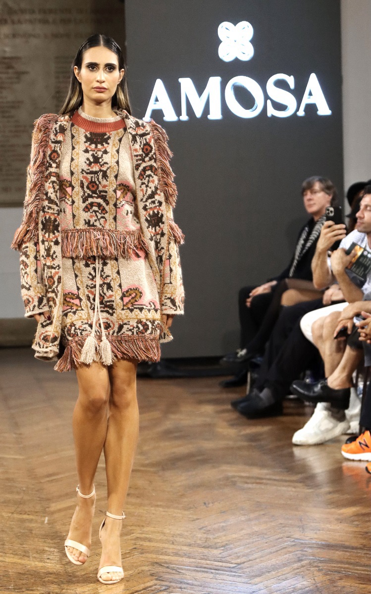 AMOSA DEBUTTA DURANTE LA MILANO FASHION WEEK – Sara Leoni